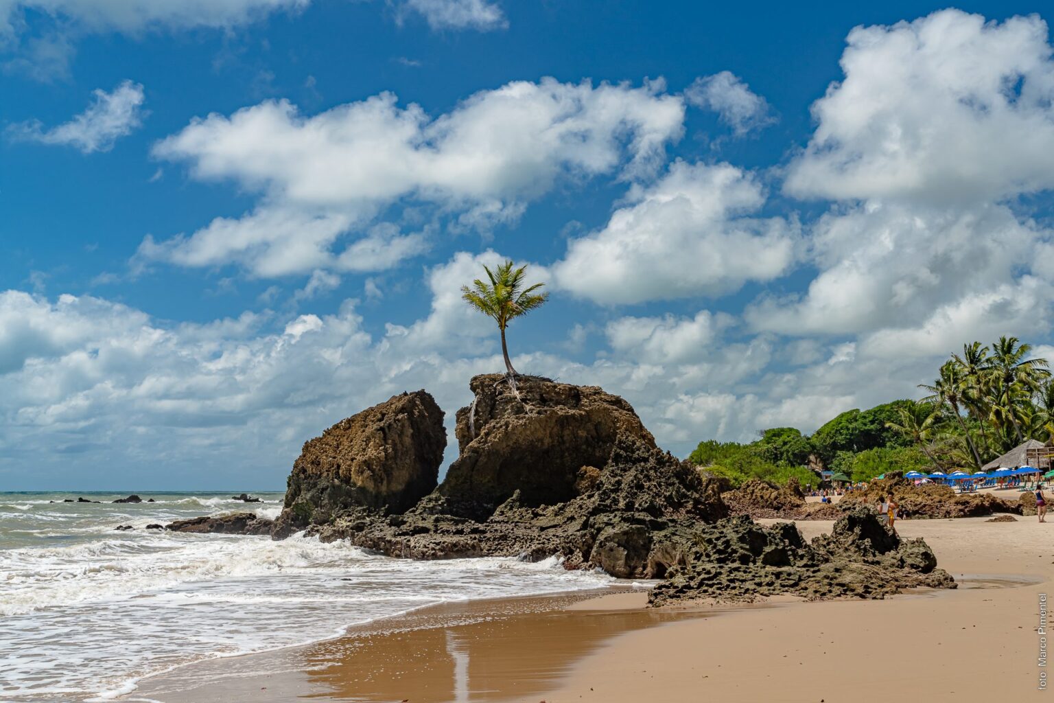 Praia de Tambaba: área naturista, piscinas naturais e falésias coloridas